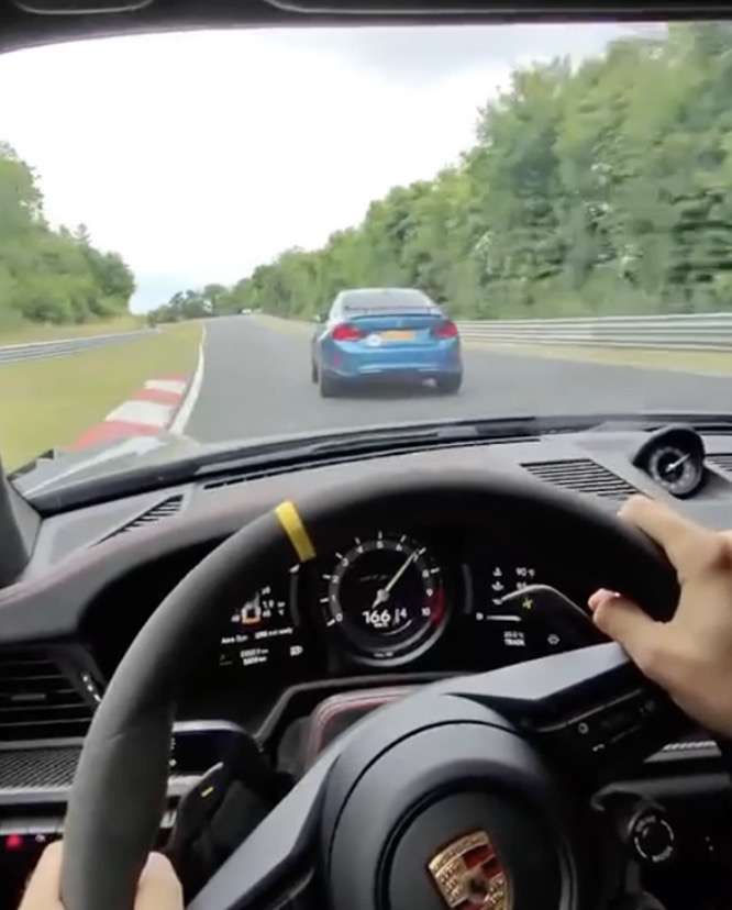 VIDEO: BMW M2 en Porsche GT3 RS eindigen in vuurzee. Gelukkig hebben ...