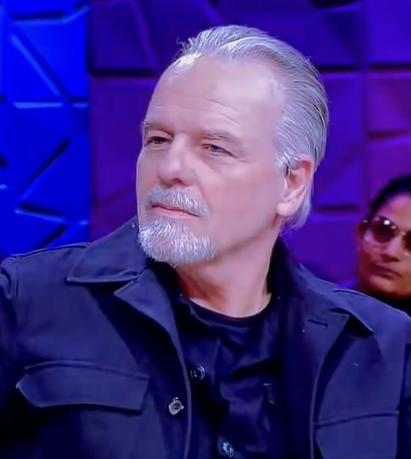 Bizarre beelden: Wierd Duk loopt boos weg bij talkshow..